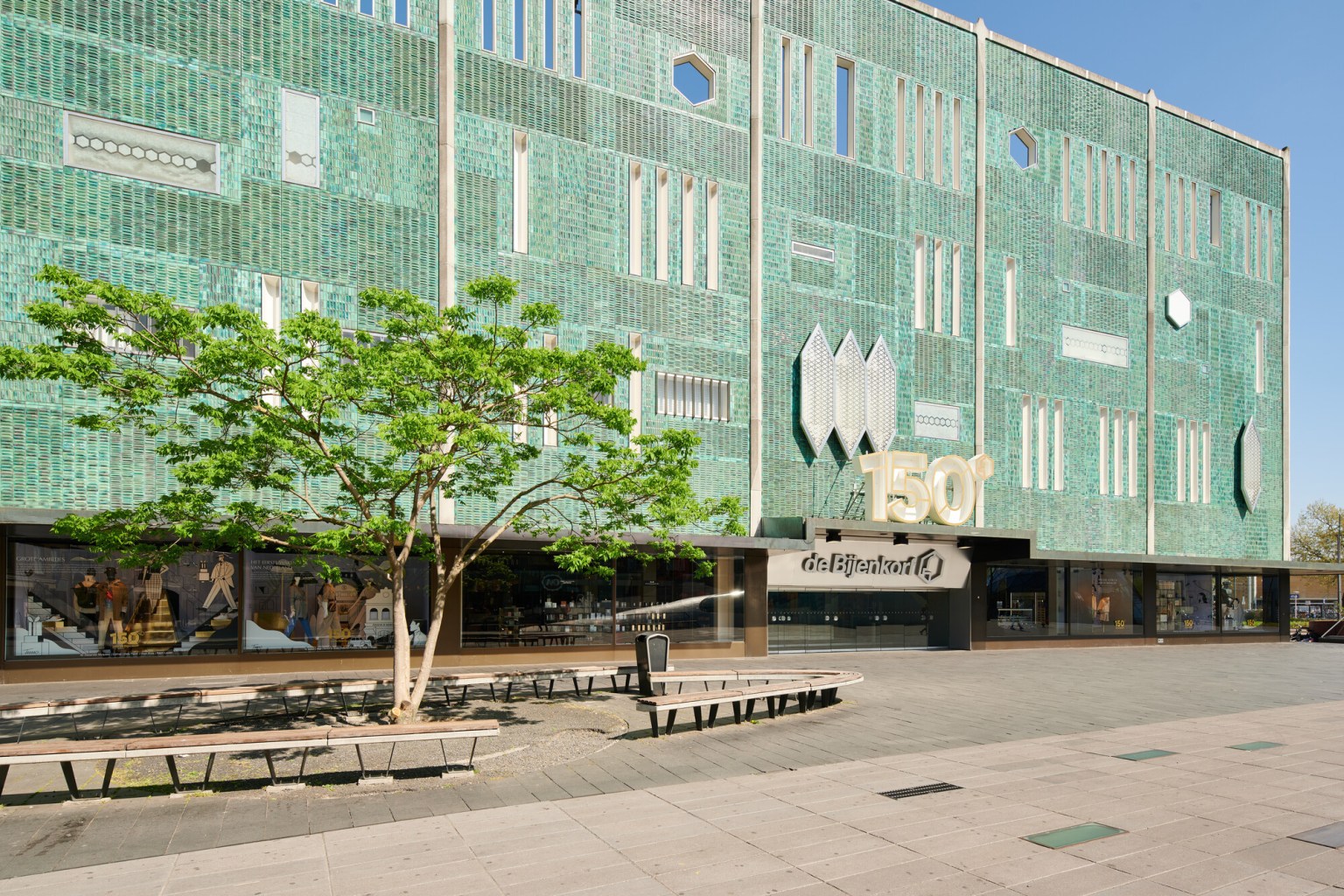 CENTRAL GROUP AND SIGNA HOLDING COMPLETE ACQUISITION OF SELFRIDGES ...